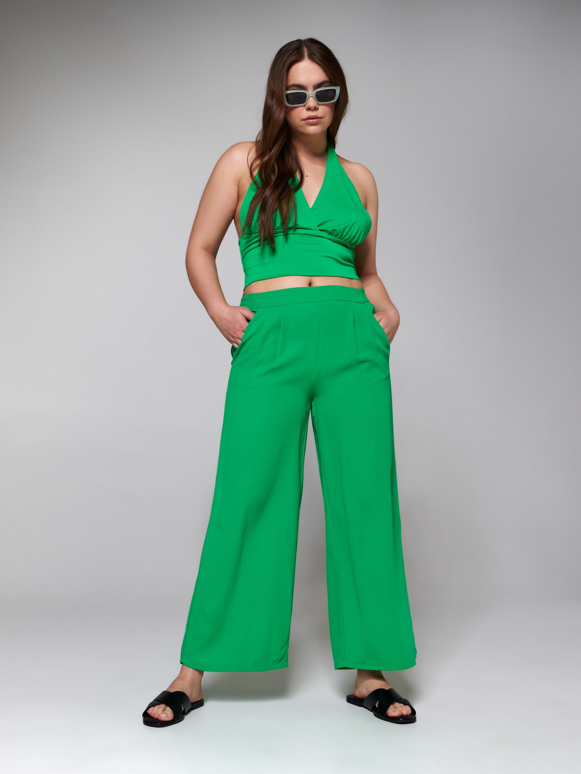 Modne spodnie na lato 2022 – poznaj aktualne trendy!