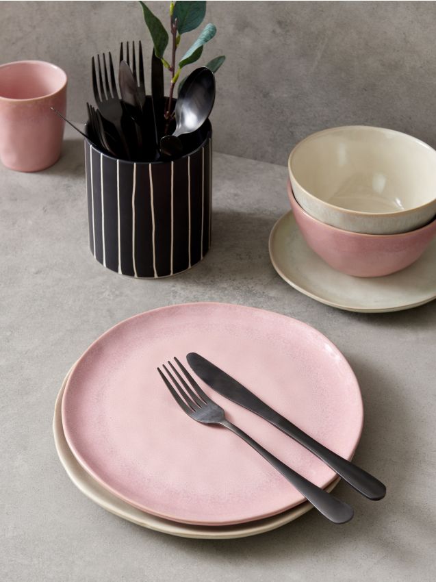 Tacâmuri în magazinul Sinsay