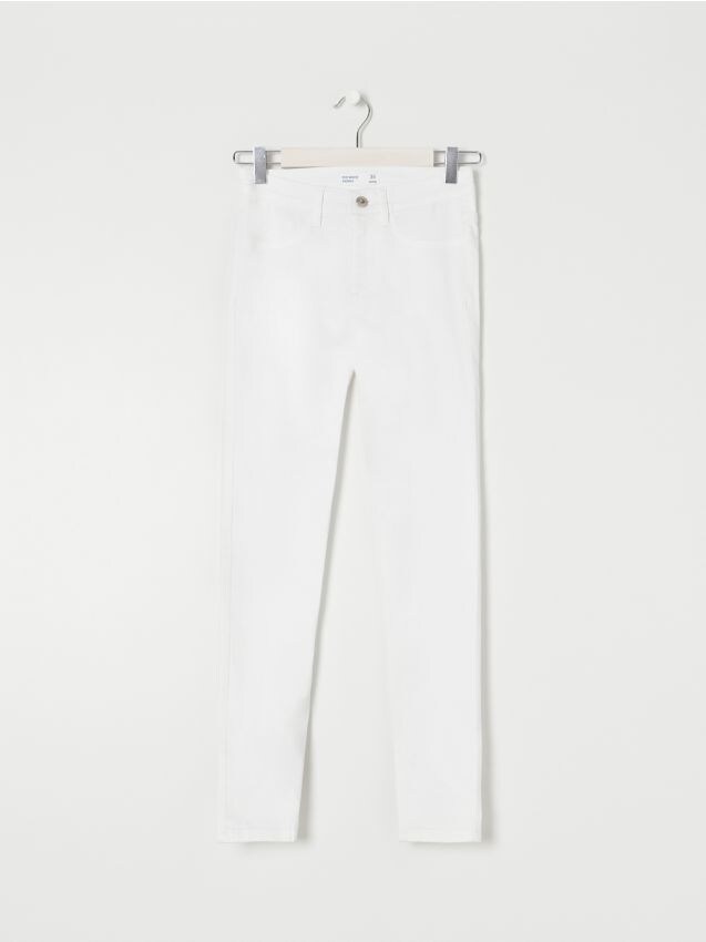 Blugi de damă în magazinul Sinsay